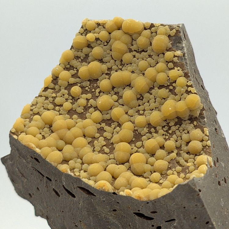 GELBE SPHÄRISCHE CALCIT auf DUNKLEM BASALT (Neu (gemäss Beschreibung)) in Balerna für CHF 75 ...