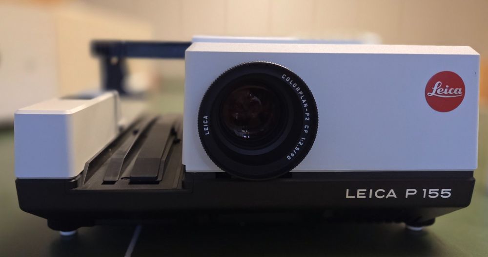 Top Leica P155 Dia Projektor mit DA-LITE Versatol Leinwand (Gebraucht ...