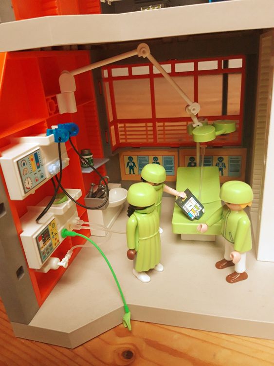 Playmobil Kinderklinik (3 Stöcke) mit Landeplatz (Gebraucht) in Wattwil für CHF 110 – mit ...