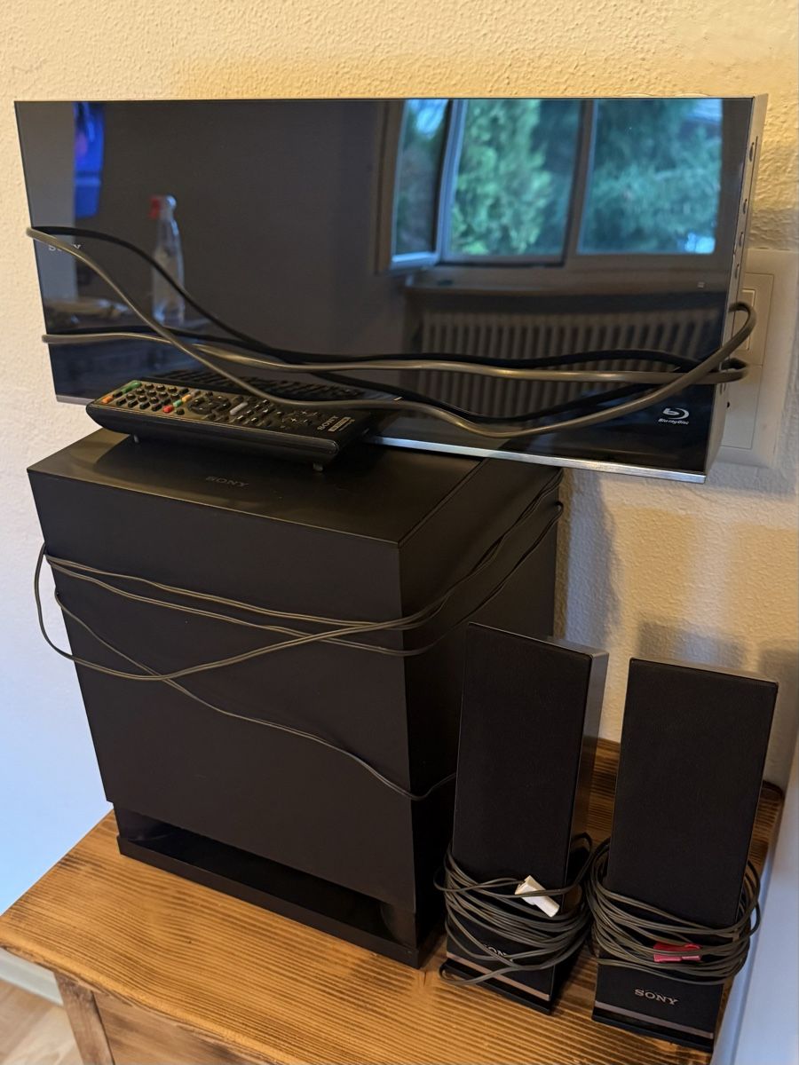 Sony Blu-ray-Player und Stereoanlage mit Subwoofer + 2 SB (Gebraucht ...