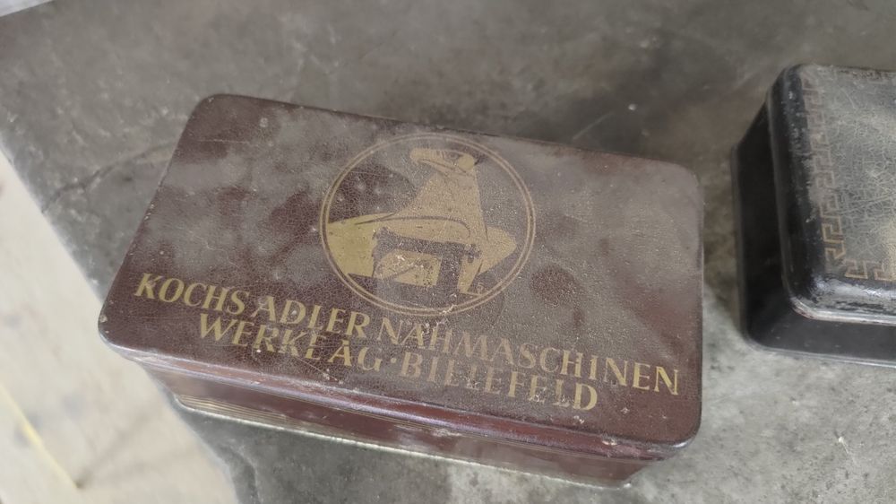 2 antike Dosen Kochs Adler Nähmaschinen & Vesta | Kaufen auf Ricardo