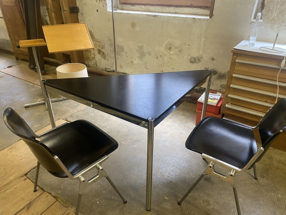 Dreieckstisch USM plus 2 Castelli Stühle (Gebraucht) in solothurn für ...