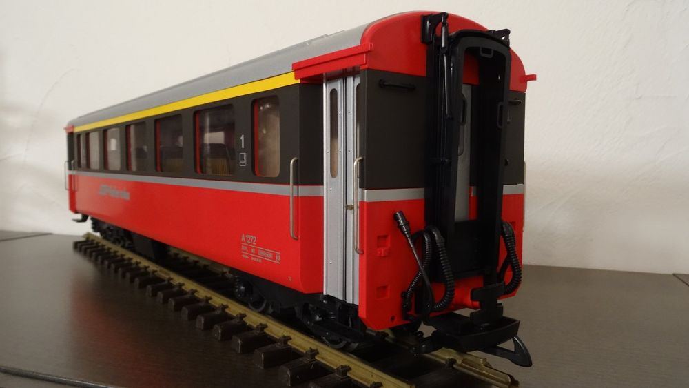 LGB 3067, RhB, 1 Kl. Personenwagen, EW I, rot, Vitrine (Neu (gemäss Beschreibung)) in Kloten für ...