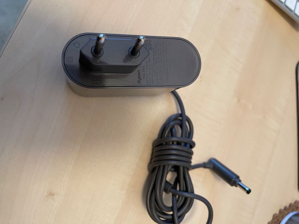 Dyson Netzteil Original v6 v7 (Neu (gemäss Beschreibung)) in Arisdorf für CHF 40 – mit Lieferung ...