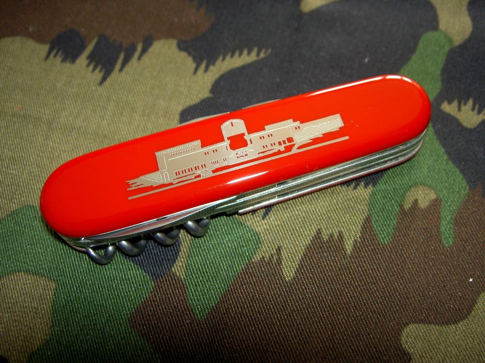 Rotes Sackmesser Victorinox mit Säge und einem Gebäude. NEU (Neu und ...