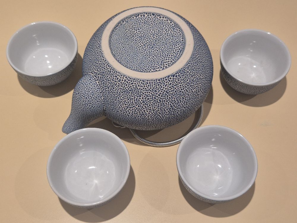 Japanisches Teeset – Kanne mit 4 Tassen, blau gesprenkelt (Gebraucht ...