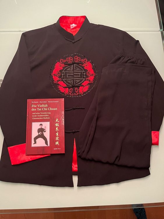 Tai Chi Set mit Anzug und Buch | Acheter sur Ricardo
