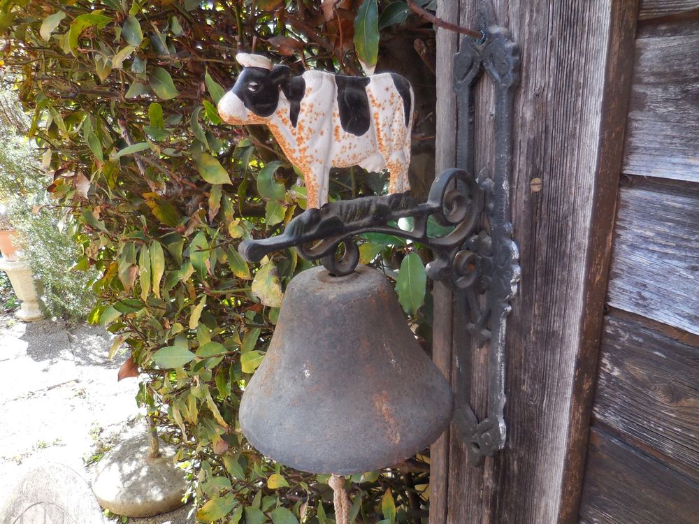 ANCIENNE CLOCHE MURAL, EN FONTE, AVEC UN MOTIF DE VACHE (Gebraucht) in Meyrin für CHF 30 – mit ...