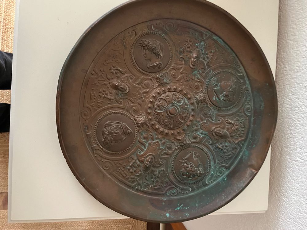 Antiker Wandteller mit Reliefs aus Nachlass (Gebraucht) in Kirchleerau ...