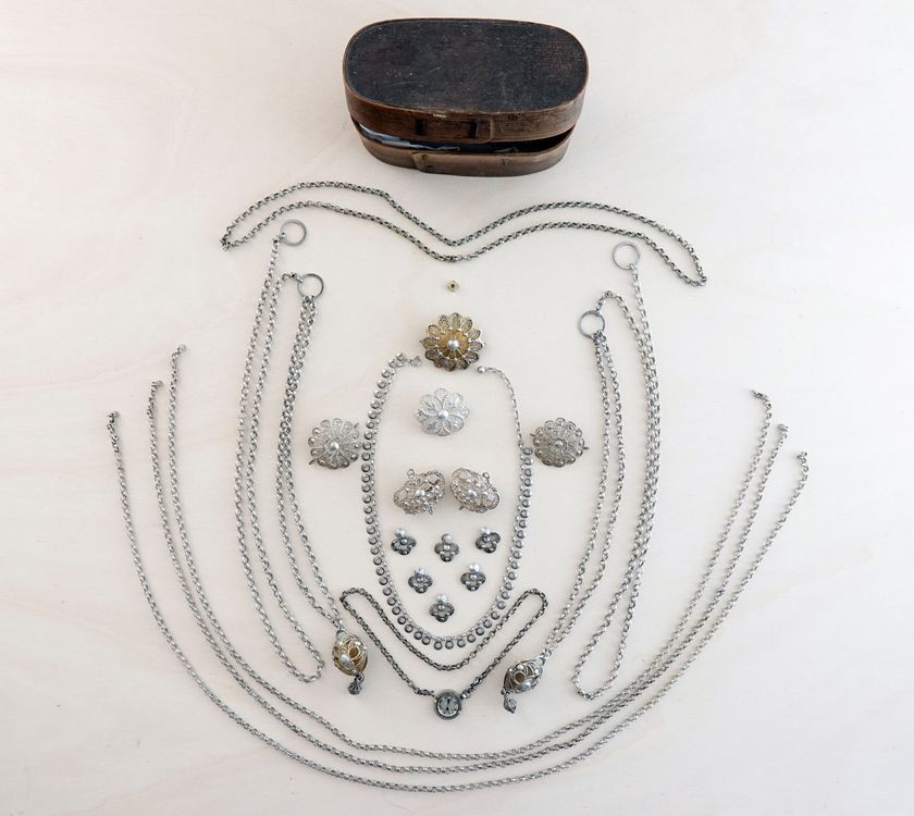 Trachtenschmuck in Holzschatulle - Kellerfund | Kaufen auf Ricardo