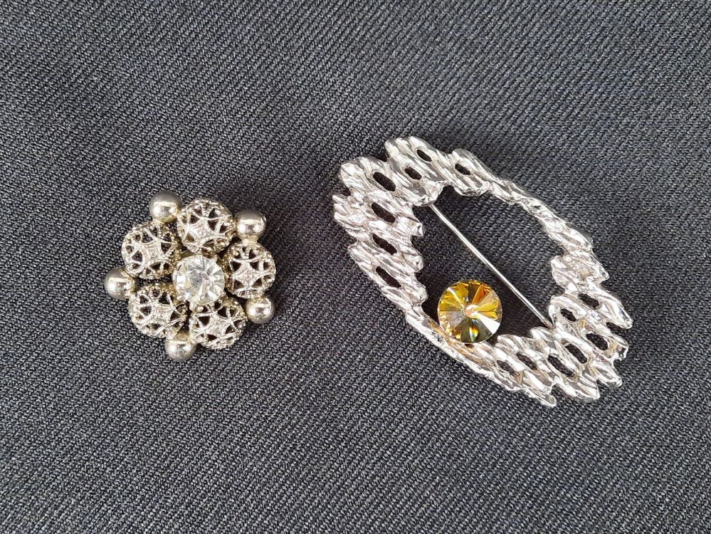 BROSCHE SET Modeschmuck I (Gebraucht) in Beinwil am See für CHF 1 – mit ...