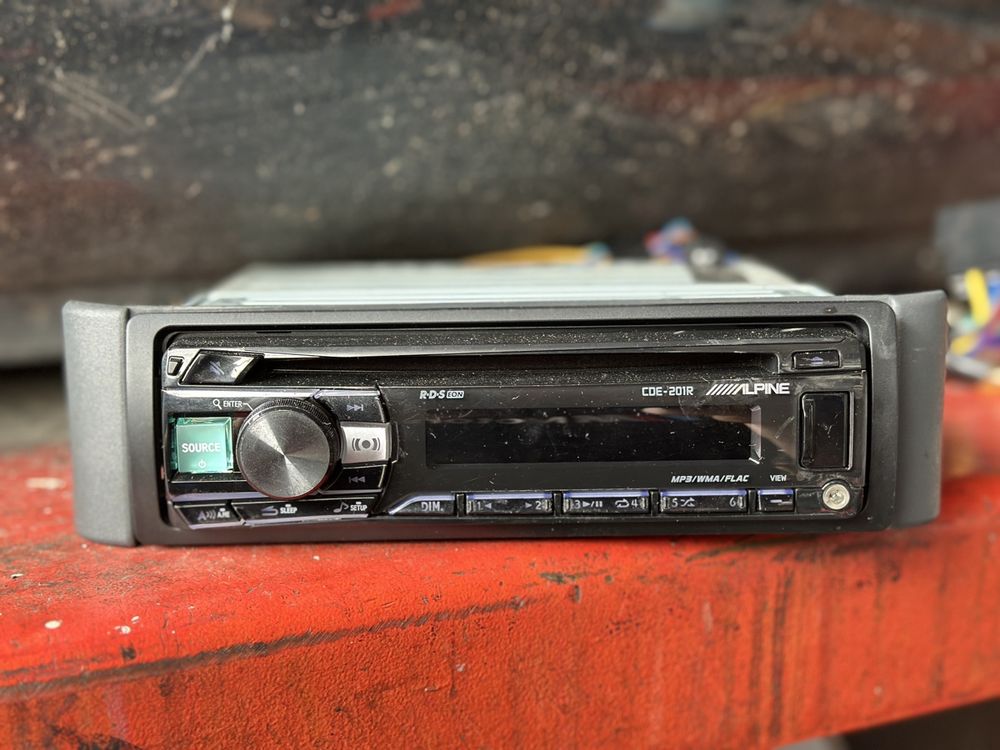 Autoradio Alpine CDE-201R - Top Zustand - Sofort Einbauen (Gebraucht) in Heiligkreuz (Mels) für ...