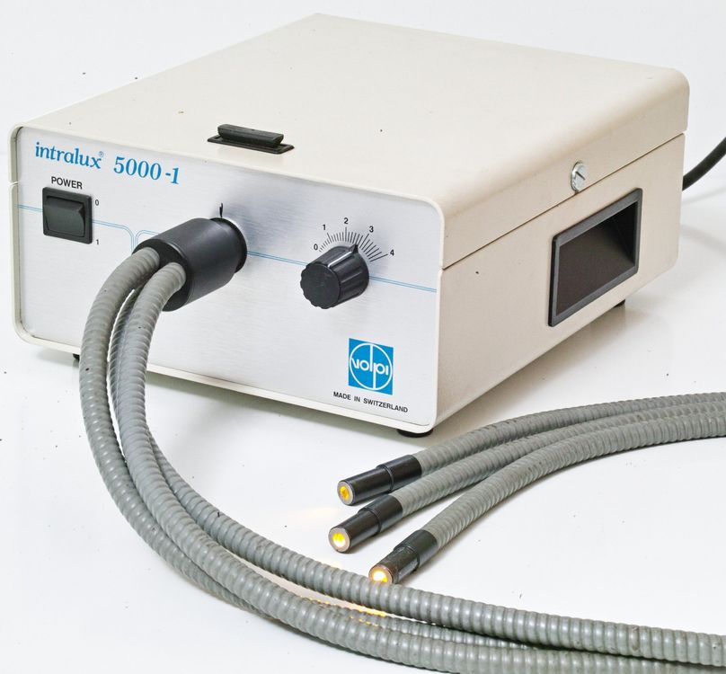 VOLPI INTRALUX 5000-1 Kaltlichtquelle mit 3-fach Lichtleiter | Kaufen auf Ricardo