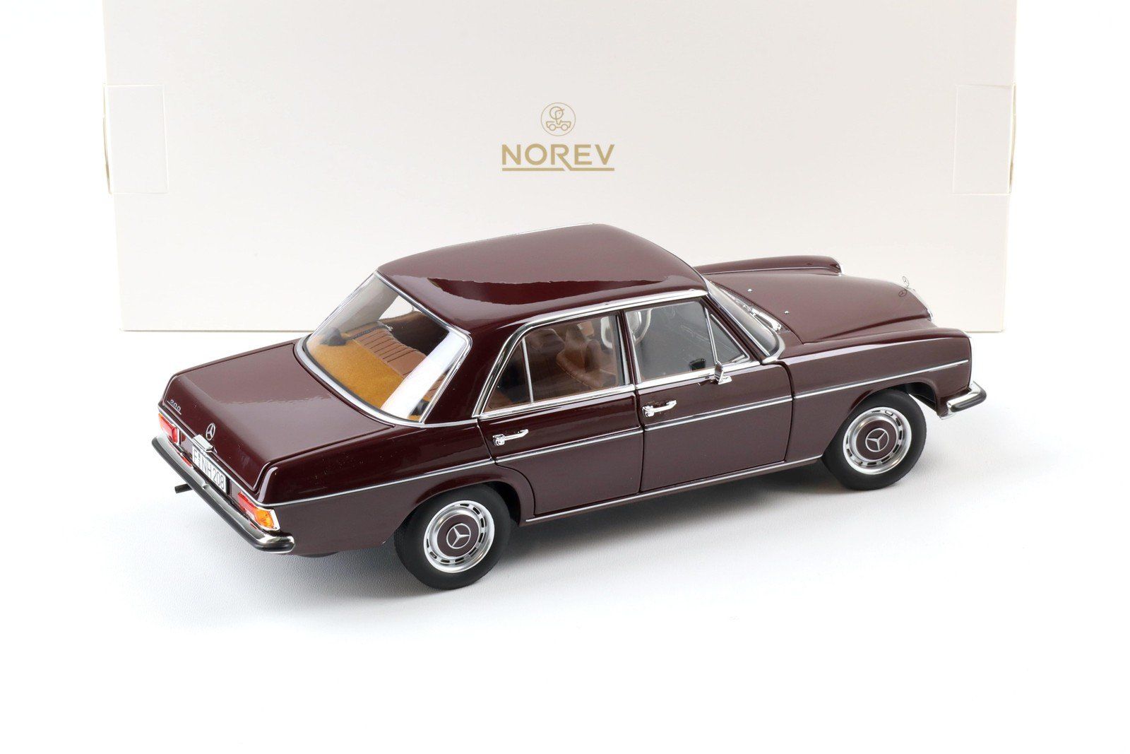 Mercedes 200 Strich-Acht /8 W115 Limousine dark red 1/18 NEU (Neu und ...