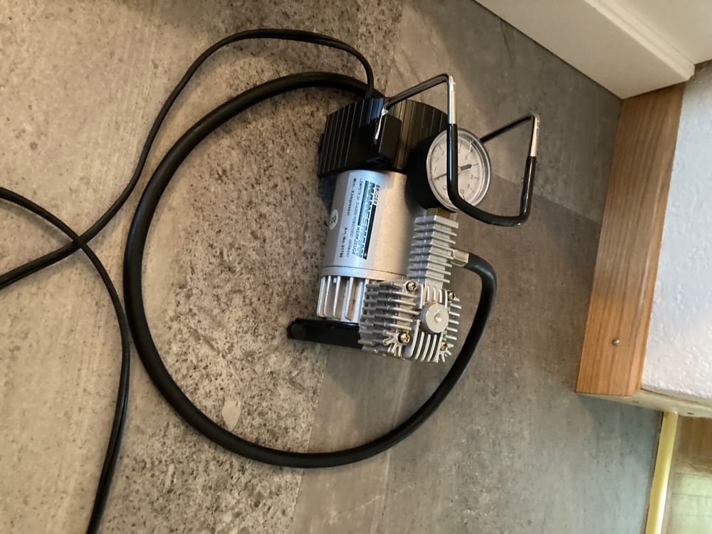 Mini-Kompressor mit Anschluss Auto-Zigarettenanzünder | Kaufen auf Ricardo