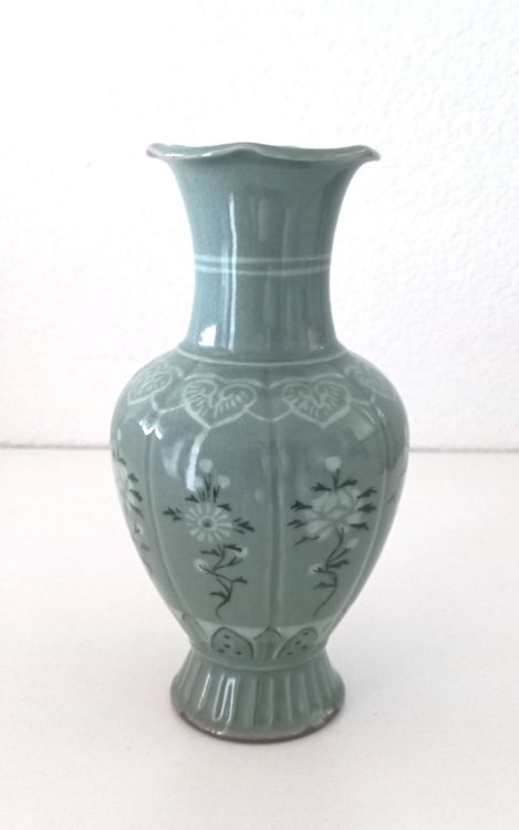 Koreanische Seladon Vase, Blumenmuster, signiert _ b | Kaufen auf Ricardo
