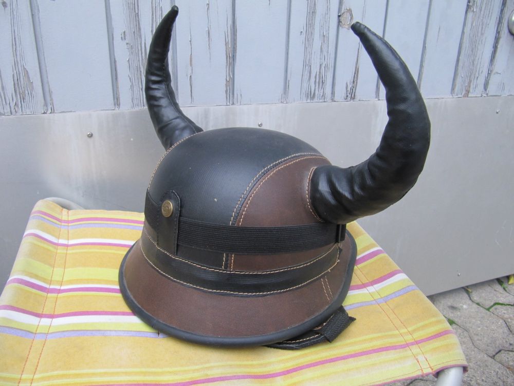 Motorradhelm mit Hörner und Brille (Deko) (Gebraucht) in Basel für CHF ...