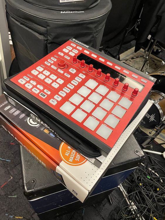 NI Maschine MK2 mit Custom Kit und UDG Bag (Gebraucht) in Rütihof für ...