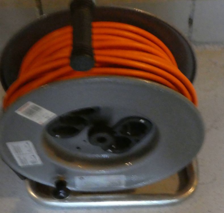 Kabelrolle, Metall und grosses Kabelsortiment (Gebraucht) in Muntelier ...