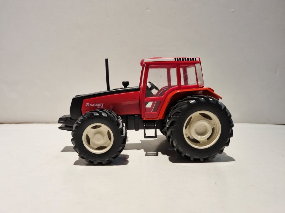 Joal/Brtitains, Tracteur/Traktor, Valmet 8400, rues jumelées (Gebraucht ...