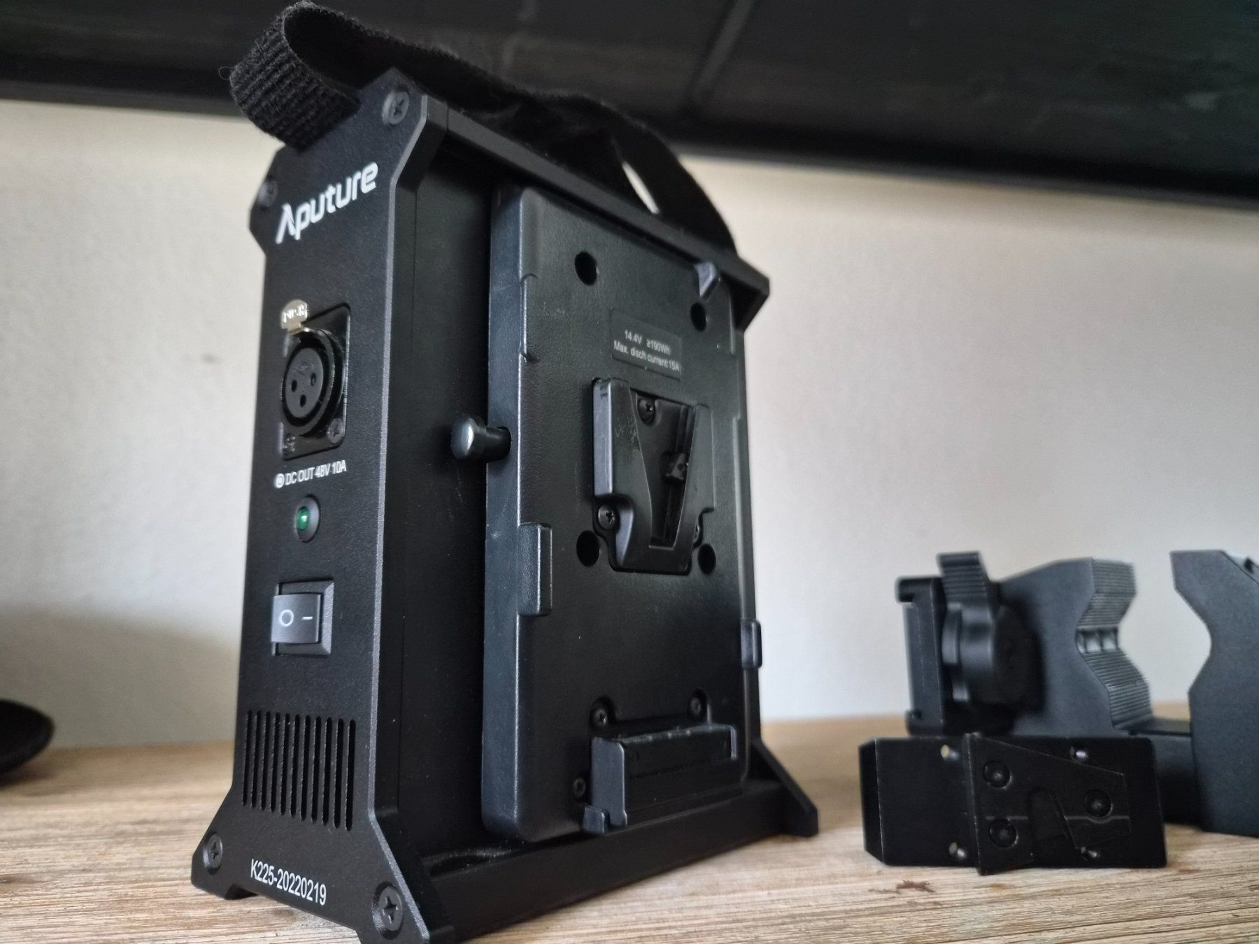 Aputure 2-Bay Battery Power Station (V-Mount) (Gebraucht) in ...