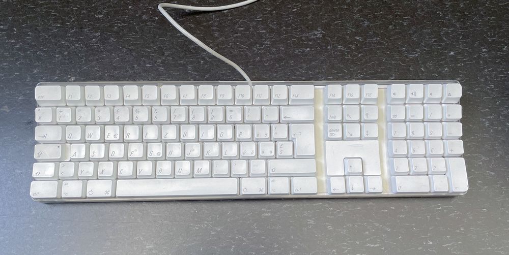Apple Keyboard A1048 CH-DE Layout (Gebraucht) in für CHF 20 – mit ...