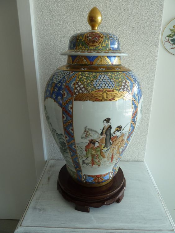 Chinesische Porzellanvase mit Holzsockel, handbemalt (Gebraucht) in Affoltern am Albis für CHF ...