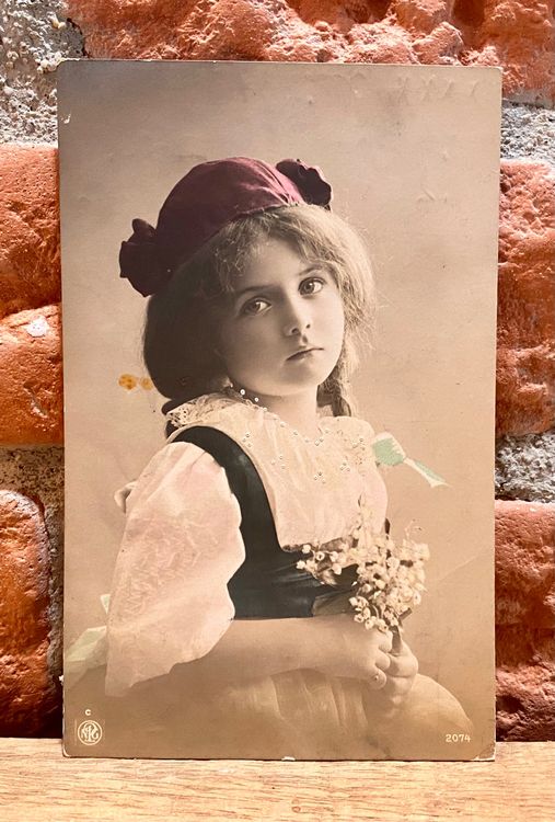 Antike Foto AK Kind - Mädchen mit Blumensträusschen, England (Gebraucht) in Root für CHF 1 – mit ...
