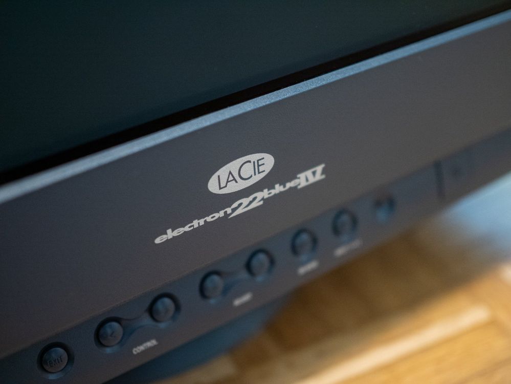 LaCie Electron Blue 22 IV, 21" CRT Monitor, 140kHz Trinitron (Gebraucht ...