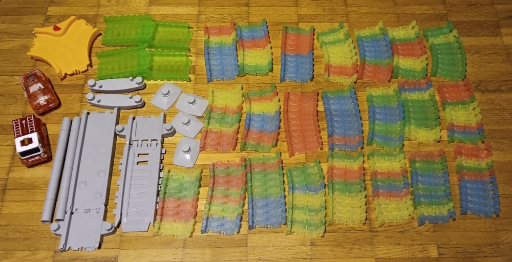 16// Magic Traxx Kinder Rennbahn über 270 Teile mit Lift (Gebraucht) in ...