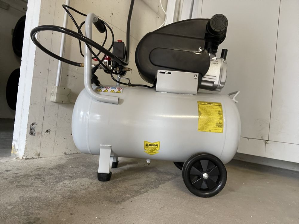 Neuwertiger 50L 8Bar Kompressor inklusive 20m Schlauchrolle | Kaufen auf Ricardo
