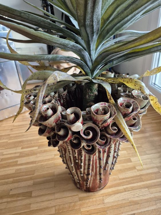 Einzigartige Keramik Vase mit Rosen Dekor Handarbeit (Gebraucht) in Bonstetten für CHF 20 – nur ...