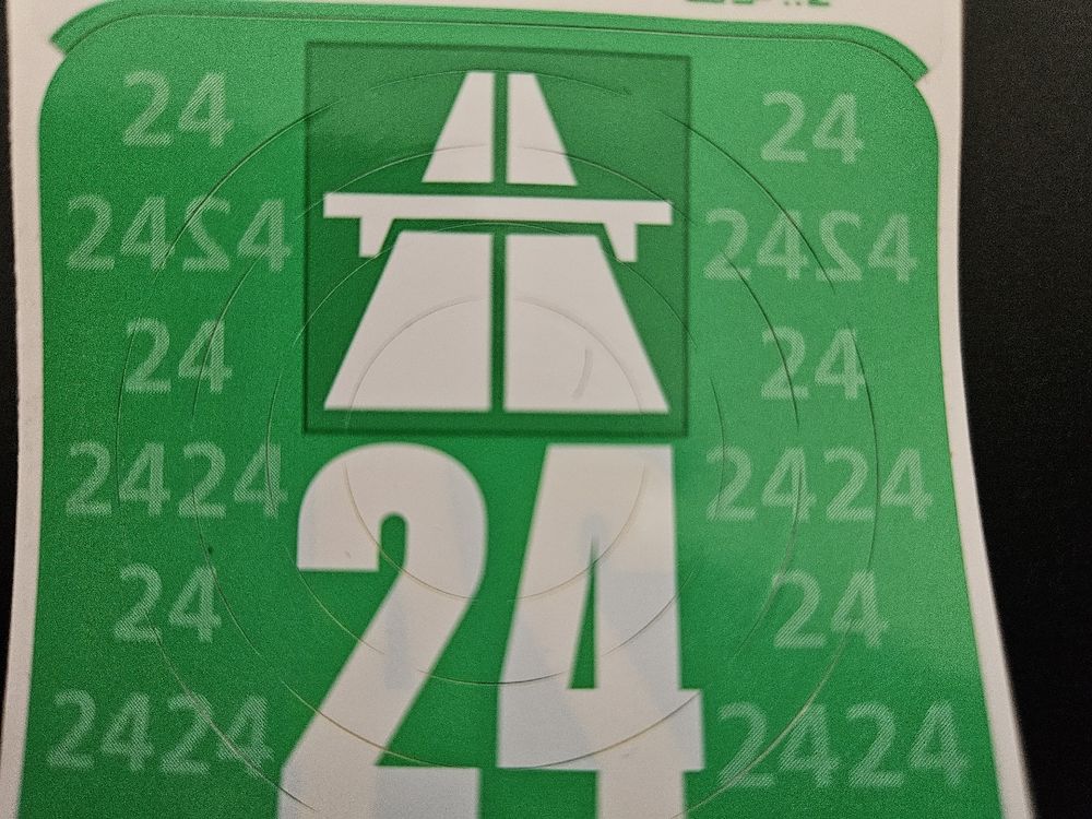 Autobahn Vignette 2024 (Neu und originalverpackt) in Zürich für CHF 31 – mit Lieferung auf ...