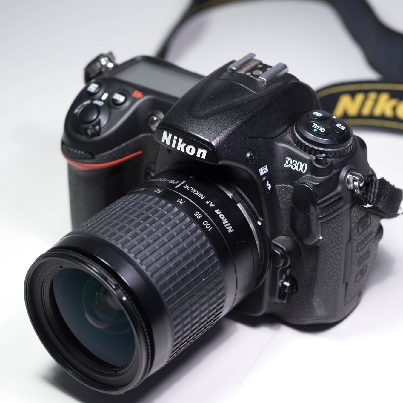 Nikon D300 DSLR-Kamera + 28-100-mm-Objektiv (Gebraucht) in Thörishaus ...