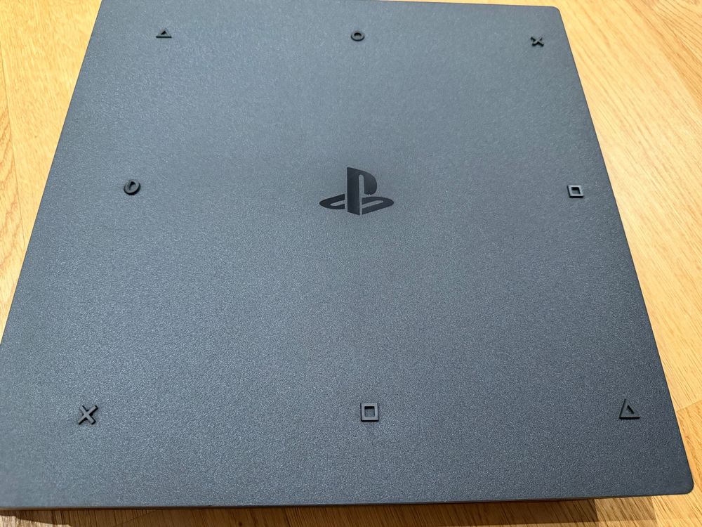 Playstation 4 Pro mit 1 TB Speicher, inkl. 2 Controller (Gebraucht) in ...
