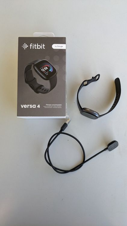 Fit bit Versa 4 mit Ladegerät | Kaufen auf Ricardo