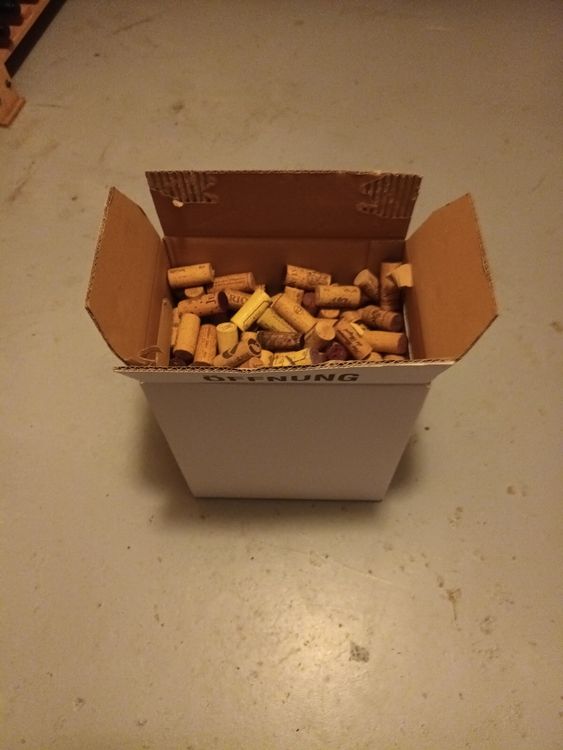 Carton plein de bouchons / Kiste voll mit Korken (Gebraucht) in ...