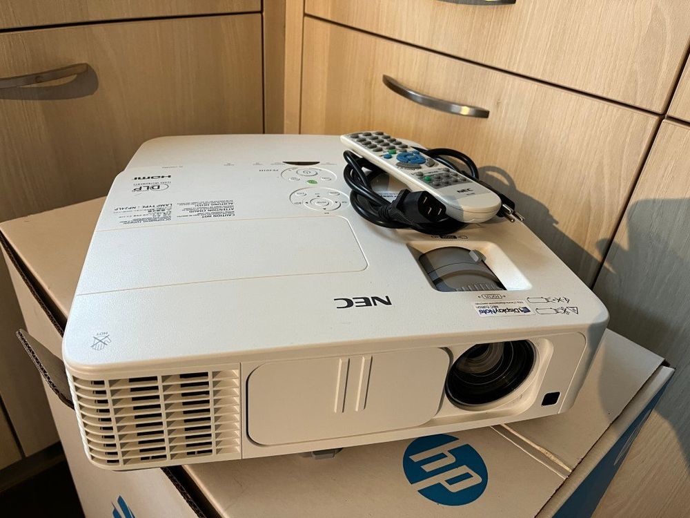 NEC PE-401H Beamer sehr gut erhalten; Lampe 64% 906 Stunden (Gebraucht) in Brunnen für CHF 150 ...