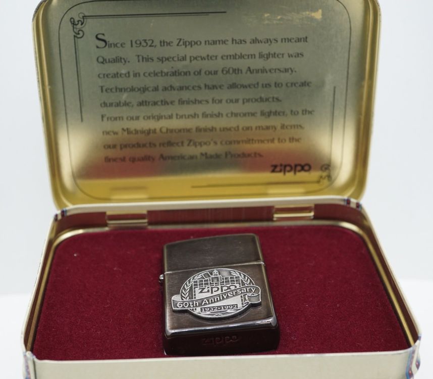 ZIPPO® 60th ANNIVERSARY-EMBLEM -METALLBOX -1992 - UNGEZÜNDET (Neu (gemäss Beschreibung)) in Mels ...
