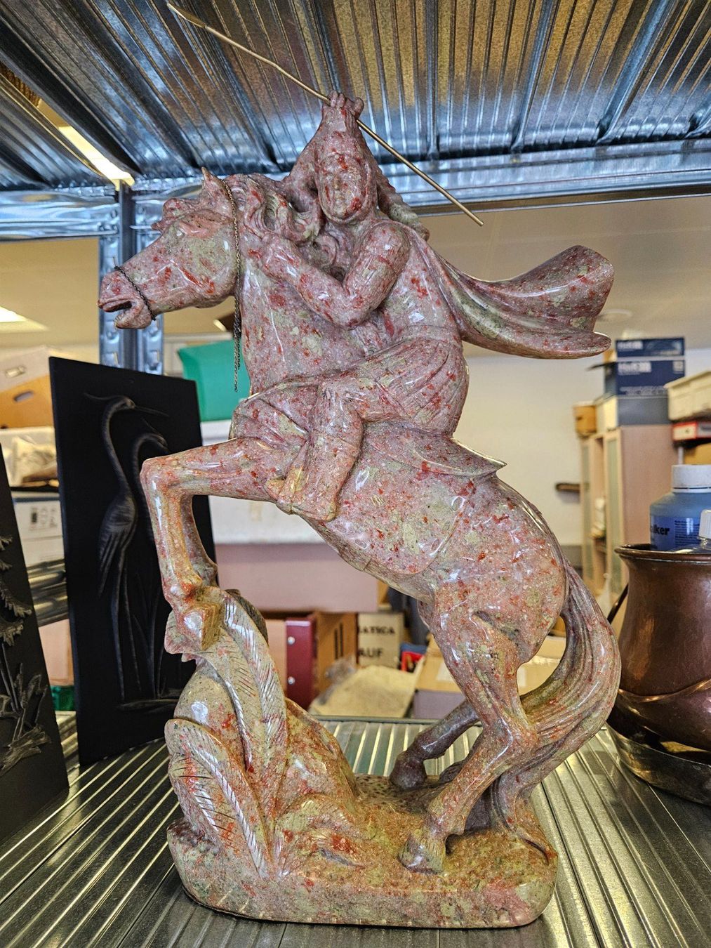 Edelstein Pferd mit Krieger Reiter aus Heliotrop H 45 x 25cm (Neuf ...