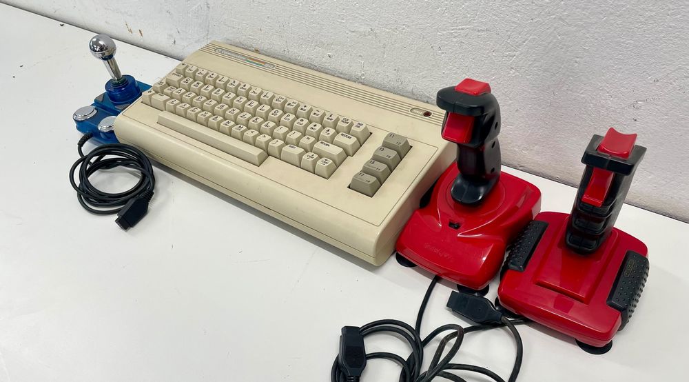 Commodore C64 mit 3x Joystick (Retro) | Kaufen auf Ricardo