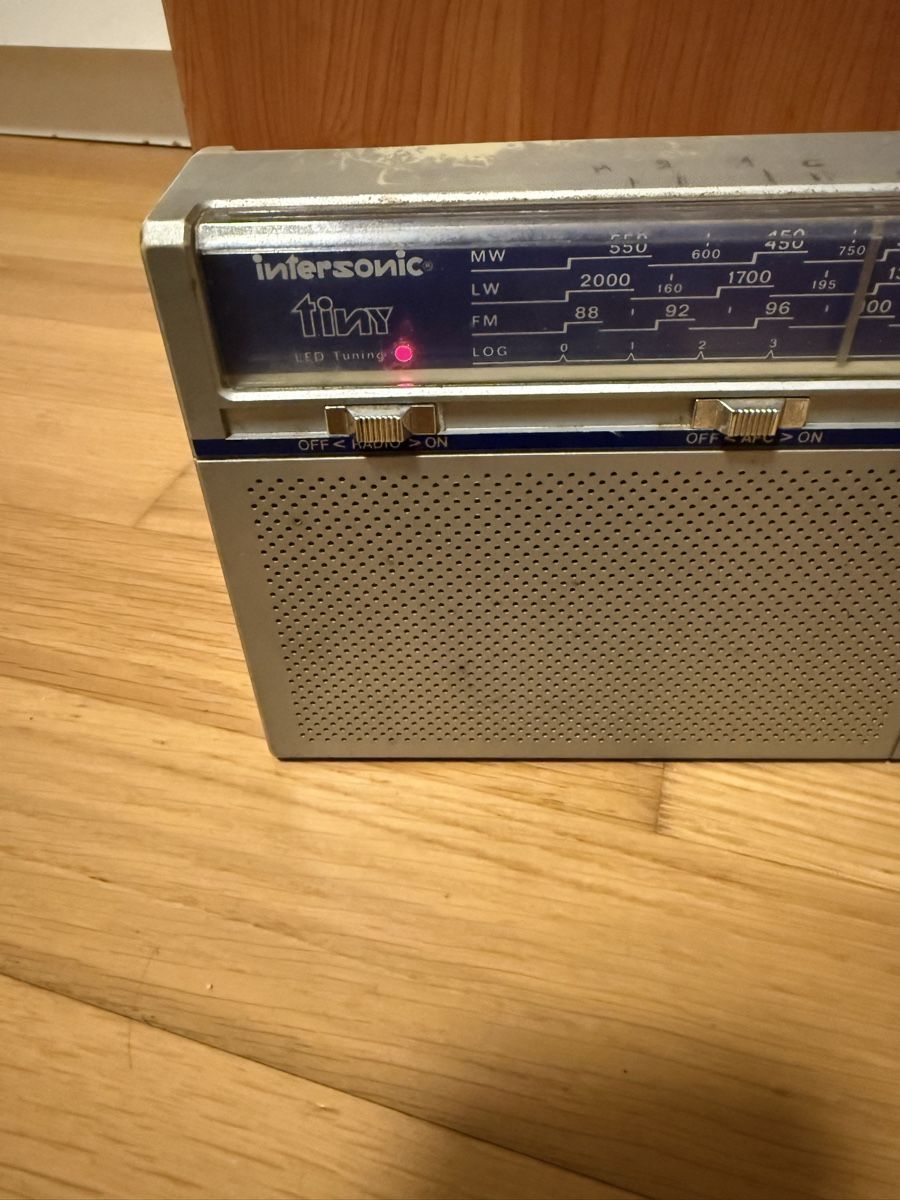 Radio Intersonic Tiny vintage AM/FM, parfait pour l'été! (Gebraucht) in ...