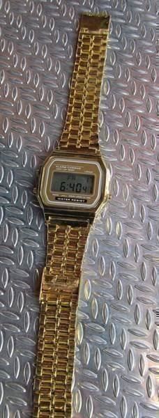 NEU Digitale Armbanduhr mit LCD Anzeige (Neu und originalverpackt) in ...
