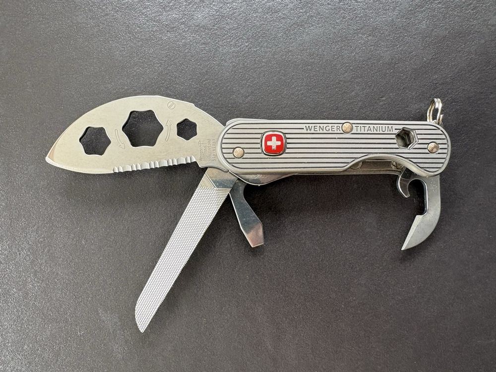 Wenger Titanium « Ueli Steck » - NEUF - Complet avec étui (Neuf avec ...