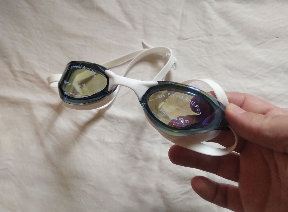 Schwimmbrille Antibeschlag weiss blau (Neu und originalverpackt) in Bremblens für CHF 14 – mit ...