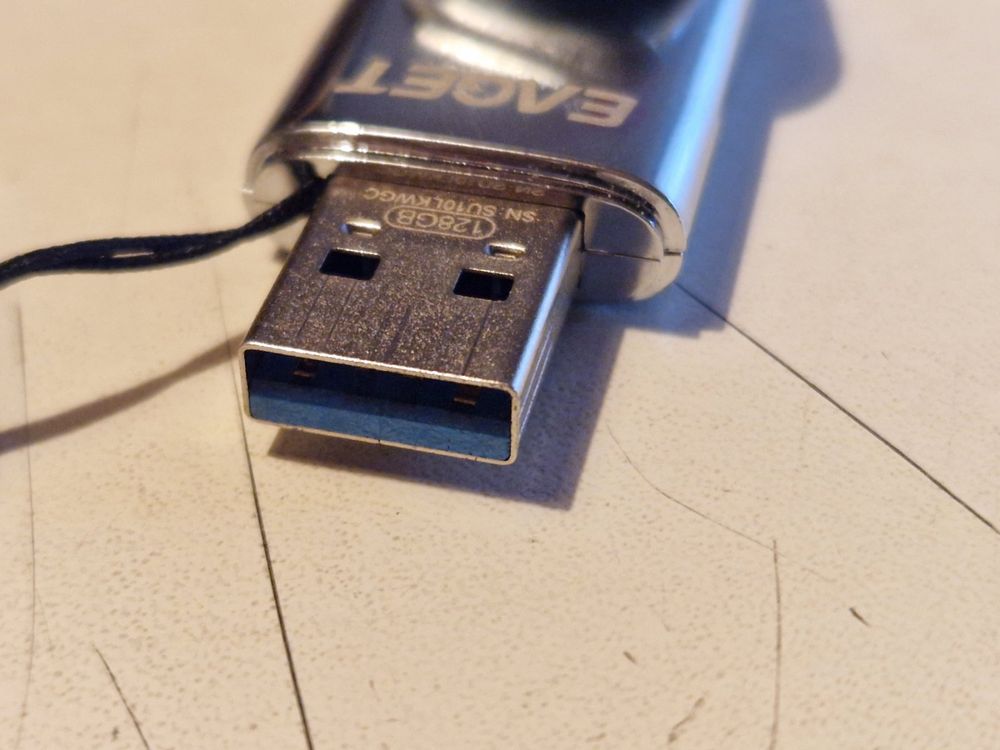 EAGET USB A & C Stick aus Metall mit 128GB und Etui (Neu (gemäss ...