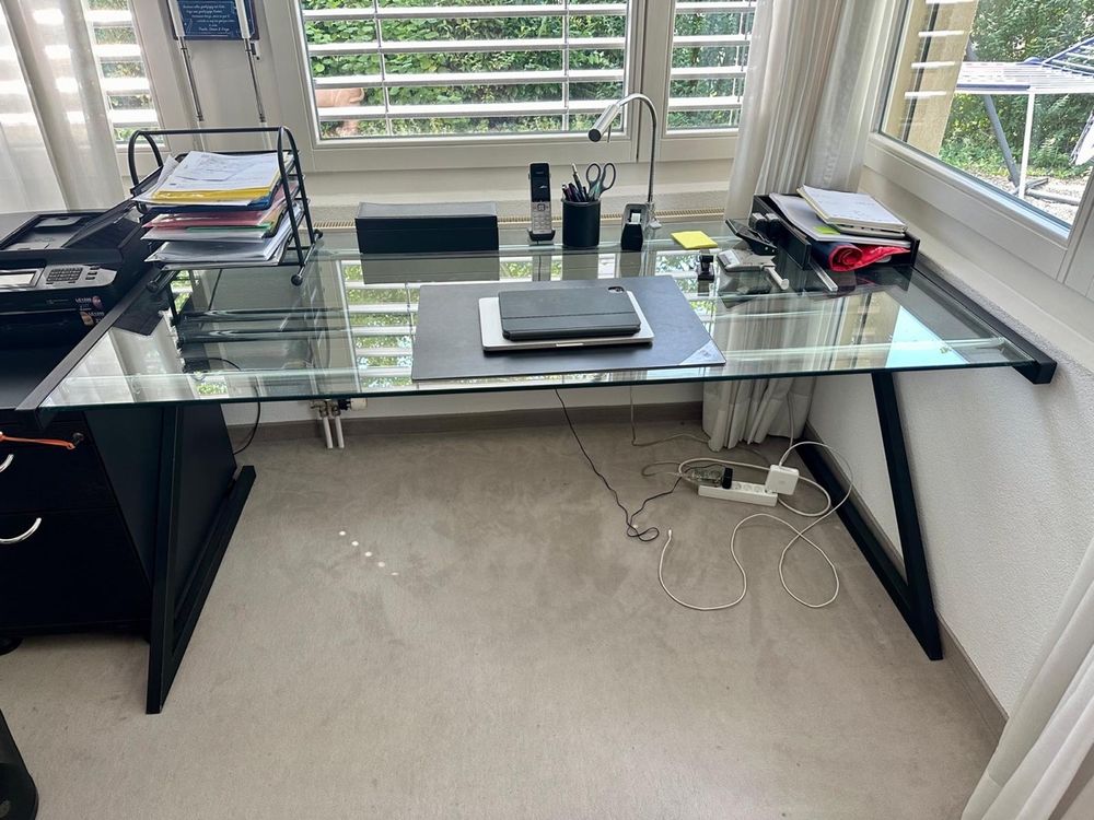 Bürotisch mit Glasplatte (Gebraucht) in Zürich für CHF 25 – nur ...