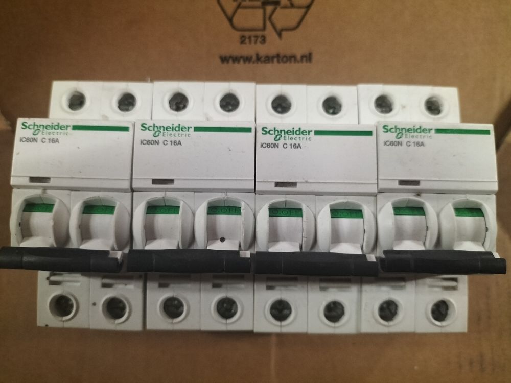 Lot de 4 disjoncteurs Schneider Electric IC60N C16A (Gebraucht) in Oron-la-Ville für CHF 40 ...