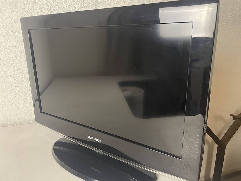 Samsung TV Fernseher Computer Monitor Bildshirm -- 26" | Kaufen auf Ricardo
