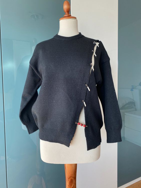 Schwarzer Pullover mit Pins M/L (Gebraucht) in Dübendorf für CHF 35 ...